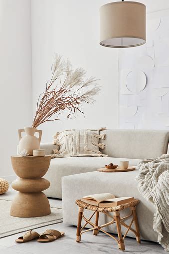 디자인 모듈식 소파 베이지 색 커피 테이블 램프 장식 미술 회화 의자 및 현대적인 홈 장식으로 우아한 개인 액세서리가있는 거실의