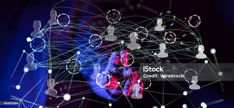 소셜 네트워크 통신 개념 뒤에서 손으로 두드리는 인간 아이콘의 3d 렌더링 3차원 형태에 대한 스톡 사진 및 기타 이미지 3