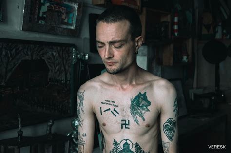 Суд оштрафовал художника из Омска за татуировку свастики