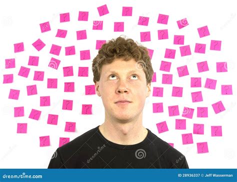 Giovane Con I Punti Interrogativi Appiccicosi Rosa Delle Note