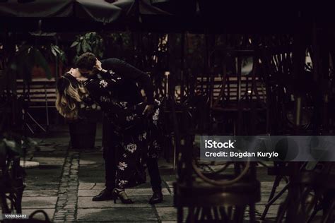 열정적인 커플 파리에서 야외 춤 블랙 꽃 아름 다운 금발의 여 자가 드레스 근처 레스토랑에서 우산 잘생긴 남자와 포즈 2명에 대한 스톡 사진 및 기타 이미지 Istock