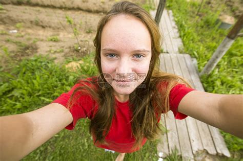 女青年将自拍自画像高清图片下载 正版图片504823216 摄图网