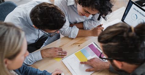 스마트폰과 노트북을 가진 젊은 사업가들이 현대적인 사무실에서 함께 일하는 모습 사진 Unsplash의 랩톱 이미지