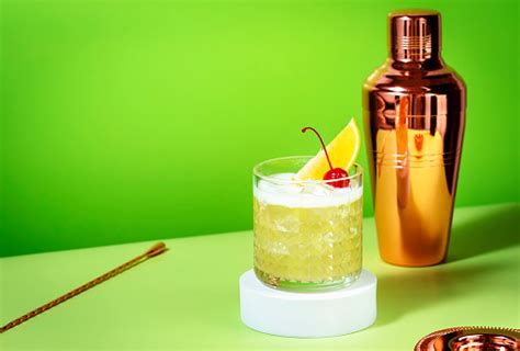 버번 레몬 주스 달걀 흰자위와 얼음을 곁들인 위스키 사워 칵테일 녹색 배경에 유리 바위 0명에 대한 스톡 사진 및 기타 이미지 Istock
