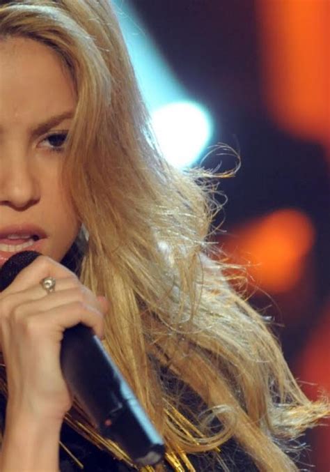 💬 Shakira She Wolf