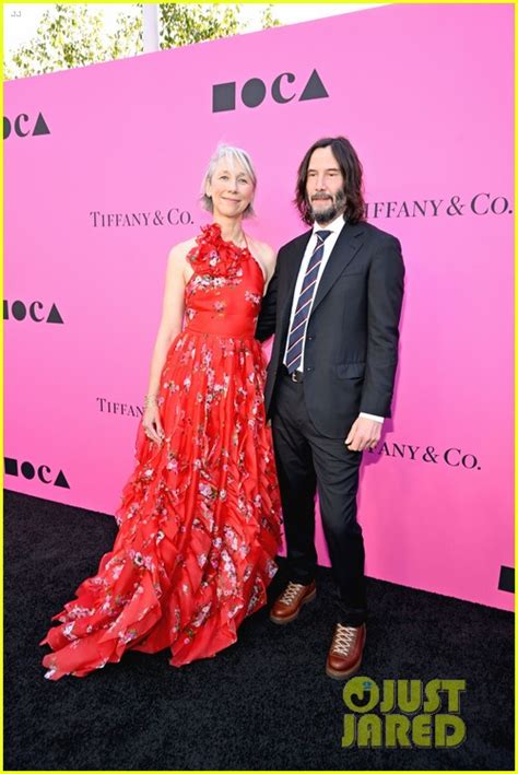 Keanu Reeves And Girlfriend Alexandra Grant Hug And Kiss At Moca 2023 Gala