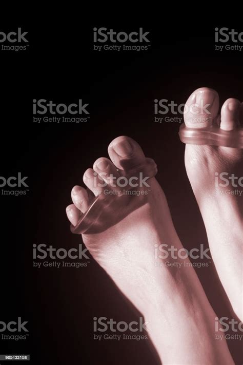 페디큐어와 페인트 또는 파일 발톱을 발가락을 분리 하기 위하여 실리콘 발가락 분리기 젊은 여자 건강한 생활방식에 대한 스톡 사진 및 기타 이미지 Istock