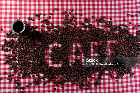 빨간색과 흰색 체크 러 진 배경에 단어 커피를 형성 하는 커피 콩 0명에 대한 스톡 사진 및 기타 이미지 0명 갈색 개체