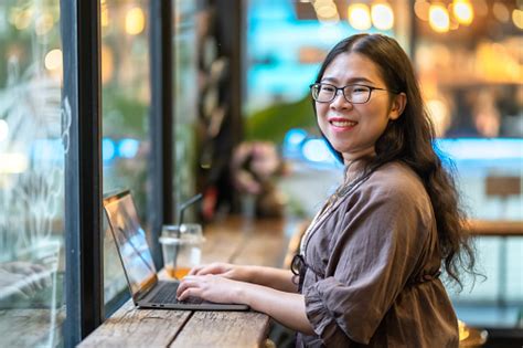 아시아 프리랜서 의 행복 비즈니스 여성 캐주얼 커피 컵과 스마트폰 으로 노트북 컴퓨터와 함께 작업 하는 배경 같은 커피 숍에서 통신 개념 30 39세에 대한 스톡 사진 및