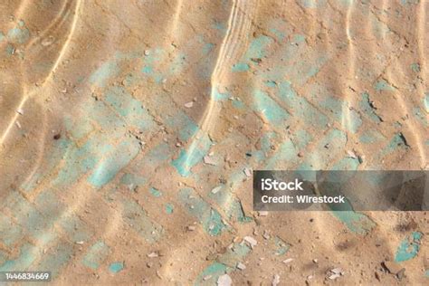 햇빛에 깨끗하고 투명한 물로 덮인 얼룩진 수영장 바닥의 평면도 0명에 대한 스톡 사진 및 기타 이미지 0명 금이 간 깨끗한 Istock