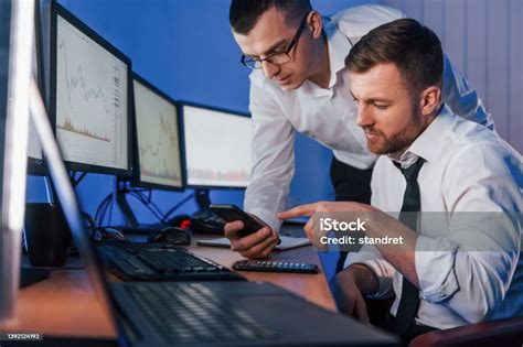 화면에 다른 정보 교환 기술로 사무실에서 일하는 두 명의 주식 거래자 25 29세에 대한 스톡 사진 및 기타 이미지 25 29세 2명 30 34세 Istock