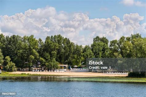 키예프 우크라이나에서 드니 프로 강 의 은행에 섬에 해변 강에 대한 스톡 사진 및 기타 이미지 강 관광 구름 Istock