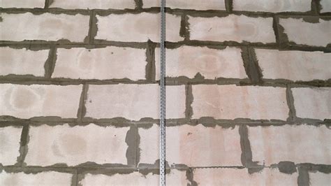 건물 건설 중 폭기 콘크리트 블록 벽에 석고를 안내하는 금속 프로파일의 클로즈업 폭기 된 콘크리트 블록 벽의 석고를 안내하는 금속 프로파일 0명에 대한 스톡 사진 및 기타