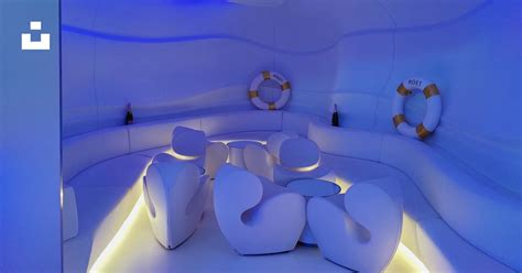 테이블과 의자가 있는 방 사진 Unsplash의 무료 유람선 내부 이미지