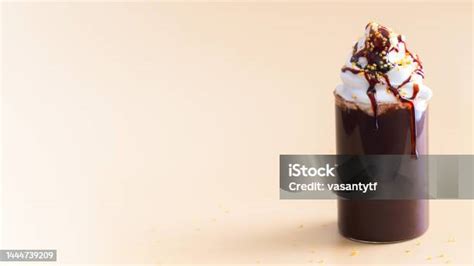 밀크 쉐이크 음료 베이지 색 배경에 휘핑 크림 카라멜 및 금 설탕으로 장식 복사 공간이 있는 배너를 위한 미니멀리스트 대형 인나지 0명에 대한 스톡 사진 및 기타 이미지