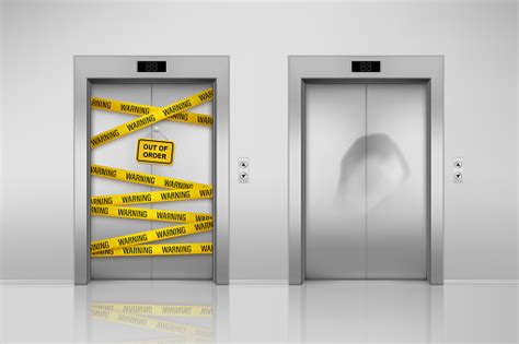 닫힌 문이있는 고립 된 깨진 엘리베이터 세트 덕트 테이프와 도어의 찌그러짐으로 유지 보수를 들어 올립니다 현실적인 강철 실내 수송 순서 사무실 이나 건물 호텔 홀 및 게이트