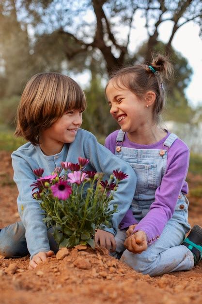 여름 캠프에서 즐거운 시간을 보내는 아이들 무료 사진
