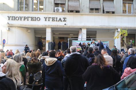 Ένταση στο υπ Υγείας με τον Άδωνι Γεωργιάδη στη συγκέντρωση των συμβασιούχων Του πέταξαν καφέ