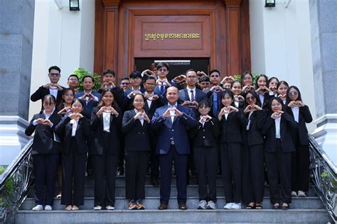 លោក ហ៊ុន ម៉ានី ផ្ដាំ និស្សិត ទៅ រៀន នៅ បរទេស ឱ្យ ខំក្រេប ចំណេះដឹងមកជួយ អភិវឌ្ឍន៍ប្រទេស