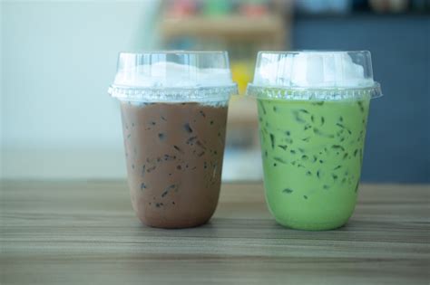 아이스 말차 녹차 라떼와 아이스 커피 모카가 나무 테이블에 유리를 빼앗아 건강한 식생활에 대한 스톡 사진 및 기타 이미지 건강한 식생활 녹색 달콤한 음식 Istock