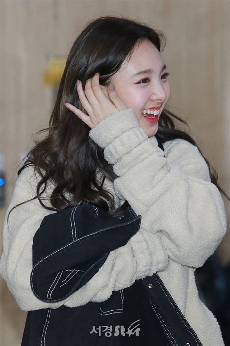 트와이스 나연 팬들 향한 심쿵 미소 공항패션 서울경제