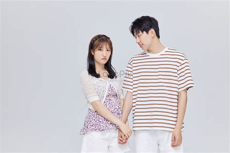 한국 미니멀 한 부부는 사랑을 개최합니다 사진 무료 다운로드 Lovepik