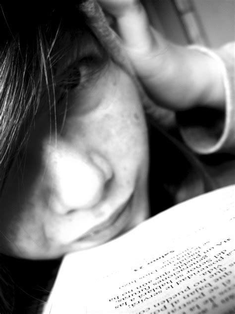 무료 이미지 손목 시계 사람 검정색과 흰색 소녀 여자 사진술 검은 단색화 팔 근육 입 가슴 닫다 인간의 몸 얼굴 오르간 감정 상호 작용