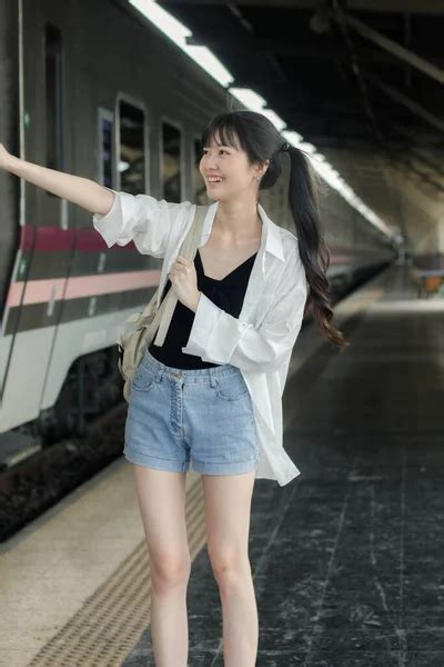 ⬇ Скачать картинки Girl With Fan стоковые фото Girl With Fan в хорошем качестве Depositphotos