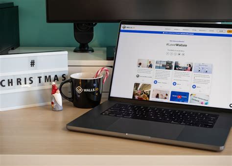 나무 책상 위에 놓인 노트북 컴퓨터 사진 Unsplash의 무료 랩톱 이미지