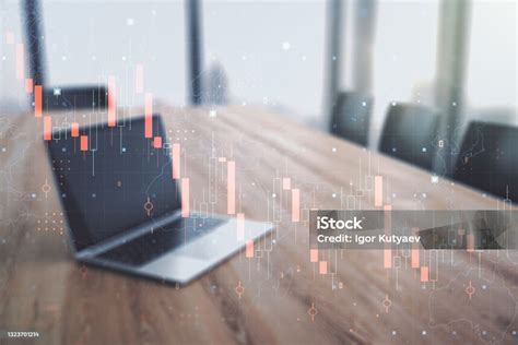 현대 노트북 배경에 세계지도 스케치와 창조적 추상적 인 글로벌 위기 차트 떨어지는 시장과 글로벌 경제 개념의 붕괴 이중 노출