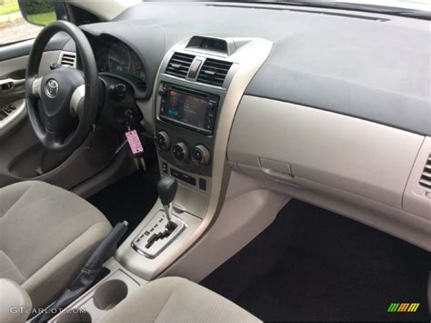 2013 Classic Silver Metallic Toyota Corolla Le 104799092 Photo 24