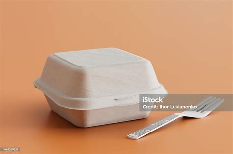 테이크 아웃 음식의 개념 갈색 배경에 일회용 플라스틱 식품 배터리와 포크 3d 렌더링 그릇에 대한 스톡 사진 및 기타 이미지 그릇 일회용 0명 Istock