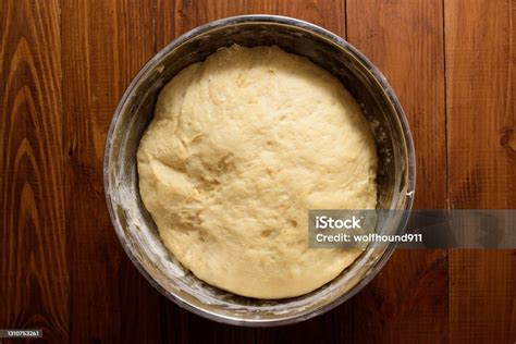 원시 효모 반죽 휴식 과 어두운 나무 배경에 큰 금속 그릇에 상승 0명에 대한 스톡 사진 및 기타 이미지 0명 Rise Conference 건강한 식생활 Istock