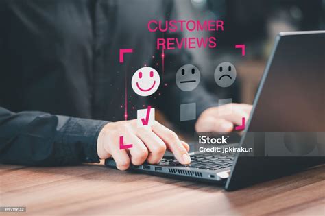고객 서비스 경험 및 비즈니스 만족도 설문 조사 평가 피드백 검토 만족도 의견 및 평가를 위해 팝업 웃는 얼굴 아이콘이 있는 컴퓨터 노트북을 사용하는 남자 손 가리키기에