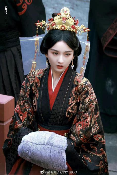 Tạo Hình Hỉ Phục Của Ngu Thư Hân ở Vân Chi Vũ Khiến Triệu Lộ Tư E Sợ
