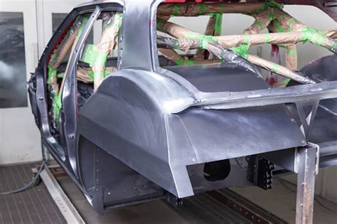 자동차의 프레임 외부의 그레이와 블랙 컬러로 도장 하 여 내부를 분해 한 후에는 차량의 차체 수리 및 튜닝을 위한 작업 장의 스플래시 로부터 종이로 밀봉 된다 가리기에 대한