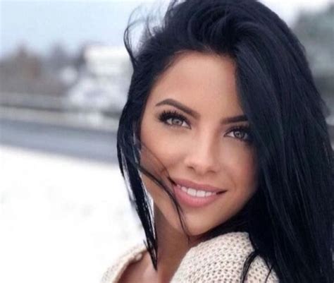Beautiful Brunettes 31 Pics