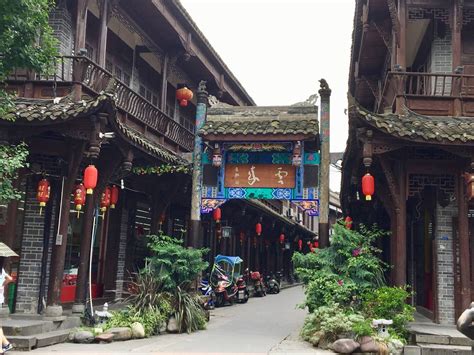 成都西南有一座千年古镇，也是最美的川西水乡