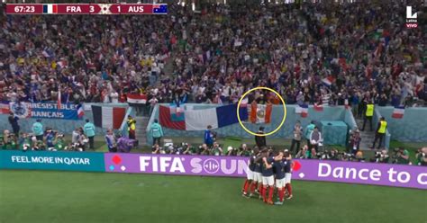 Bandera Peruana Se Luce En Celebración De Gol De Kylian Mbappé En