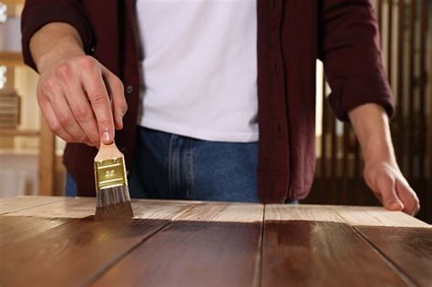 브러시를 가진 남자 실내에서 나무 표면에 나무 얼룩을 적용 근접 촬영 목수에 대한 스톡 사진 및 기타 이미지 목수 붓 Diy Istock