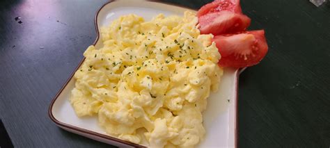 부드러운 아침 스크램블에그 만들기