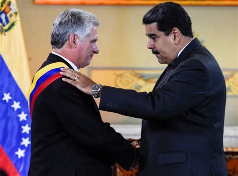 Miguel Díaz Canel Se Puso La Banda Presidencial Venezolana Durante Una