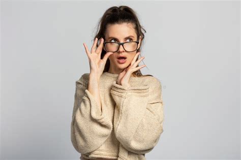 Mujer Guapa Con Gafas Imagen De Archivo Imagen De Lifestyle