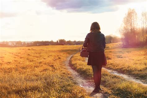 공원에서 산책모자를 쓴 소녀 바구니를 들고 가을에 걷는 소녀 한 소녀가 일몰에 길을 따라 걷고 있습니다 가을에 대한 스톡 사진 및 기타 이미지 Istock
