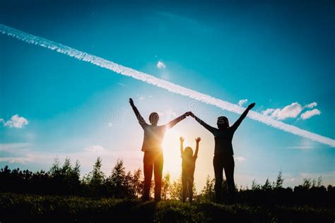 Familj Med Barnlekar I Solnedgång Mamma Pappa Och Liten Dotter Har