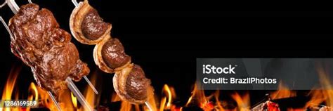 피칸나와 안초 스테이크 고기가 그릴에 불을 붙인다 브라질 식 바비큐 피카냐에 대한 스톡 사진 및 기타 이미지 피카냐 고기 브라질 Istock