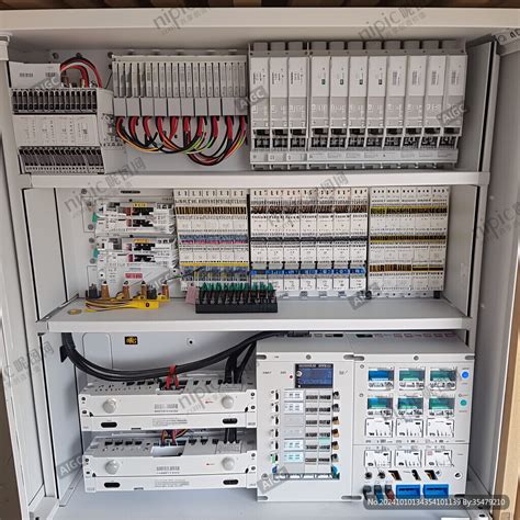 Ai创作图自动贩卖机 自动售货机 瓶子 冰箱 控制面板 监控画面 报纸 仓库 无酒精饮料 打印机 昵图网