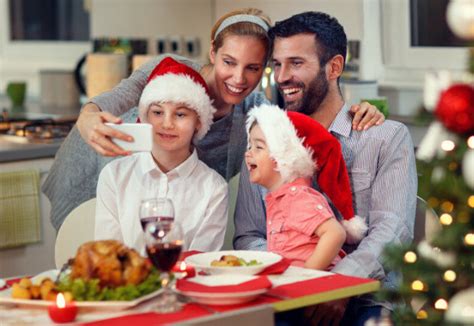 20 лучших игр на Новый год 2026 смешные и веселые новогодние игры для компании семьи детей и