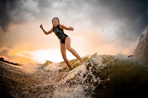 구부러진 무릎에 파도에 강에 웨이크 보드에 타고 스포티 한 소녀 갈색 머리에 대한 스톡 사진 및 기타 이미지 갈색 머리 강 강둑 Istock