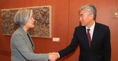 포토 악수 나누는 성 김 대사 강경화 장관